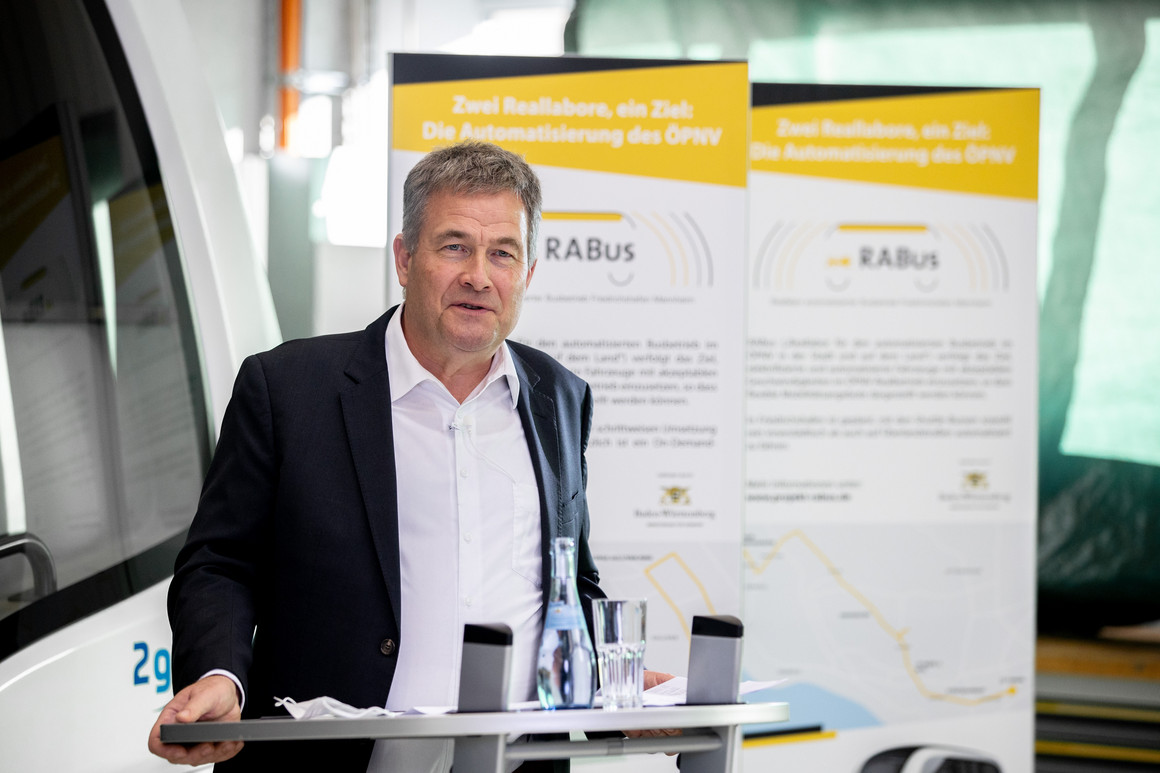 Bilder: Übergabe Förderbescheid RABus: Ministerium für Verkehr Baden ...